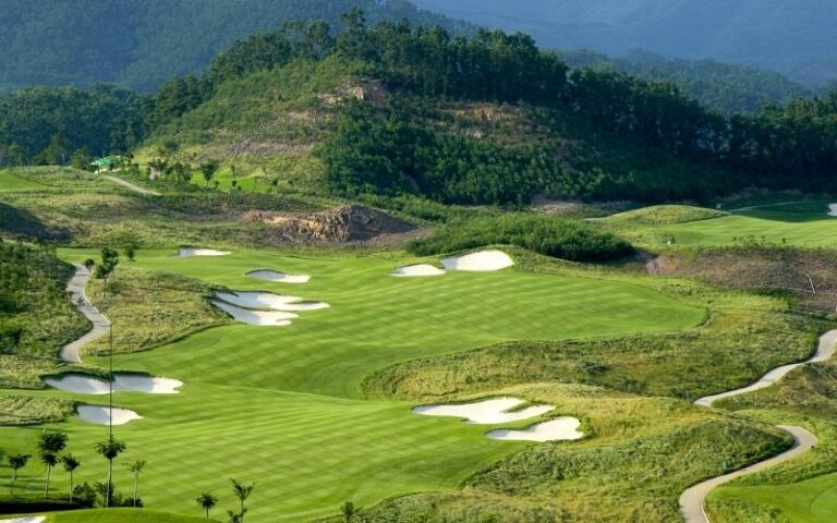 12 Best Golf Courses in China for Elite Golfers - GolfLux
